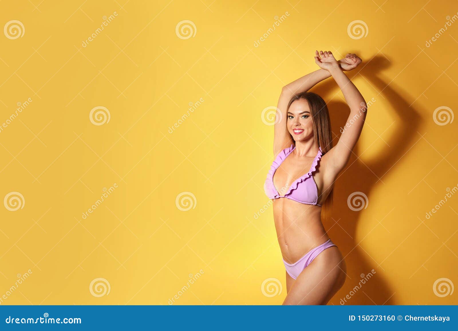 Mujer Atractiva Bonita Con El Cuerpo Delgado En Bikini Elegante En