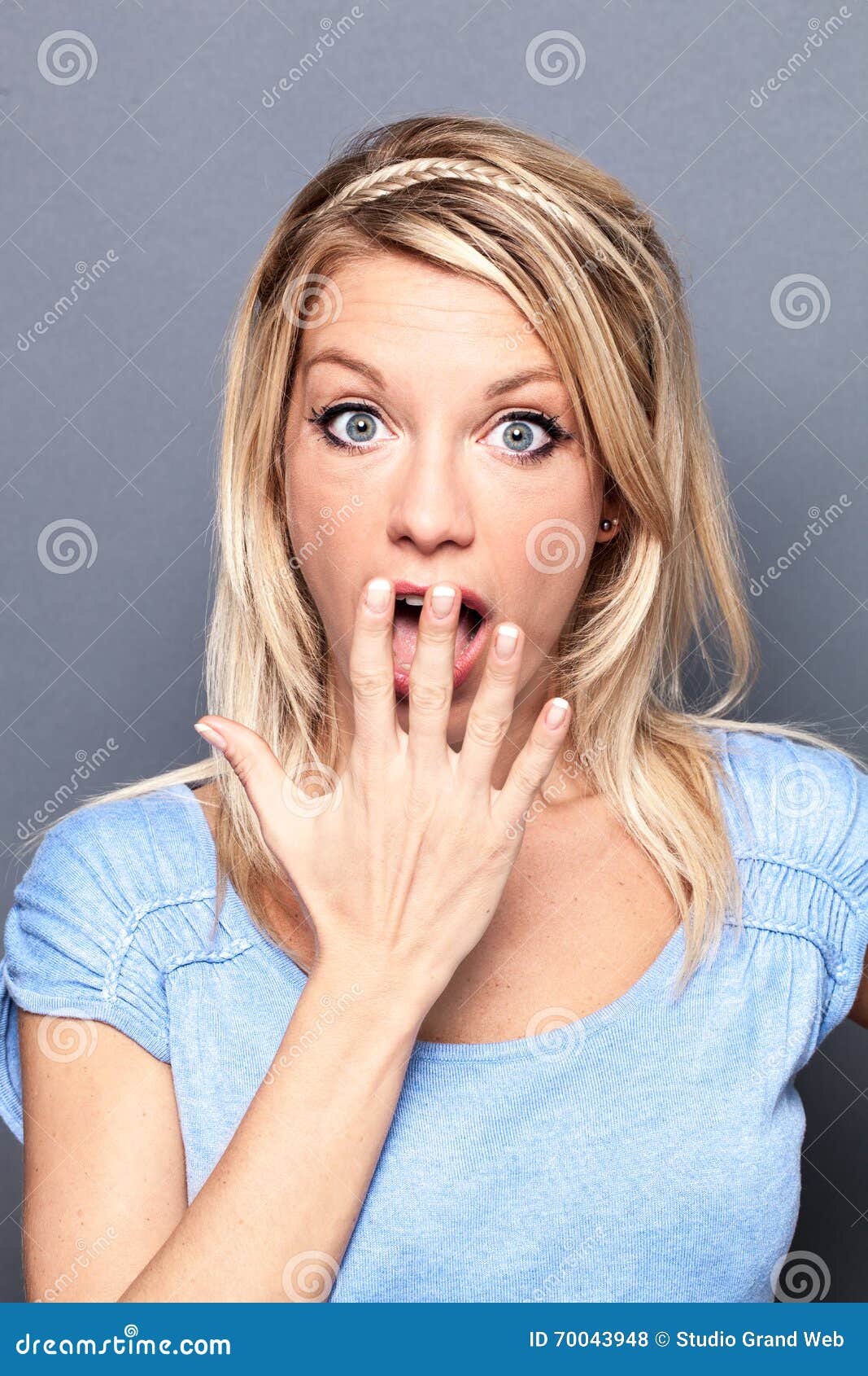 Mujer Atractiva Joven Pasmada Que Expresa Pesar O Error Foto de archivo ...