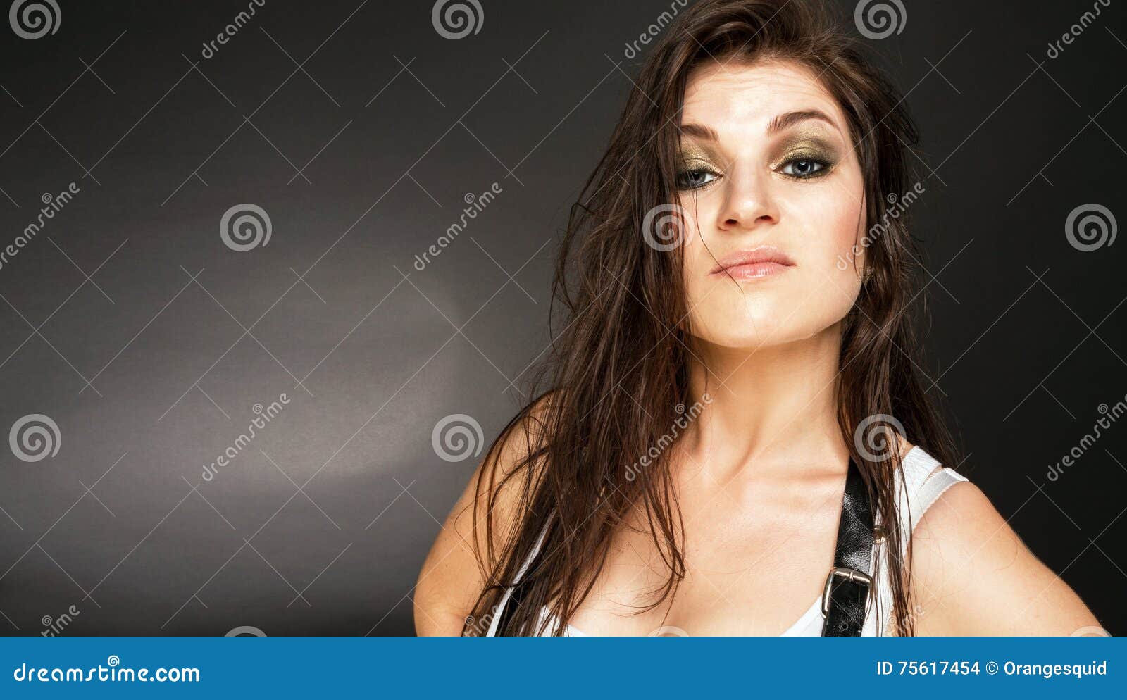 Mujer atrevida foto de archivo. Imagen de arrogancia - 75617454