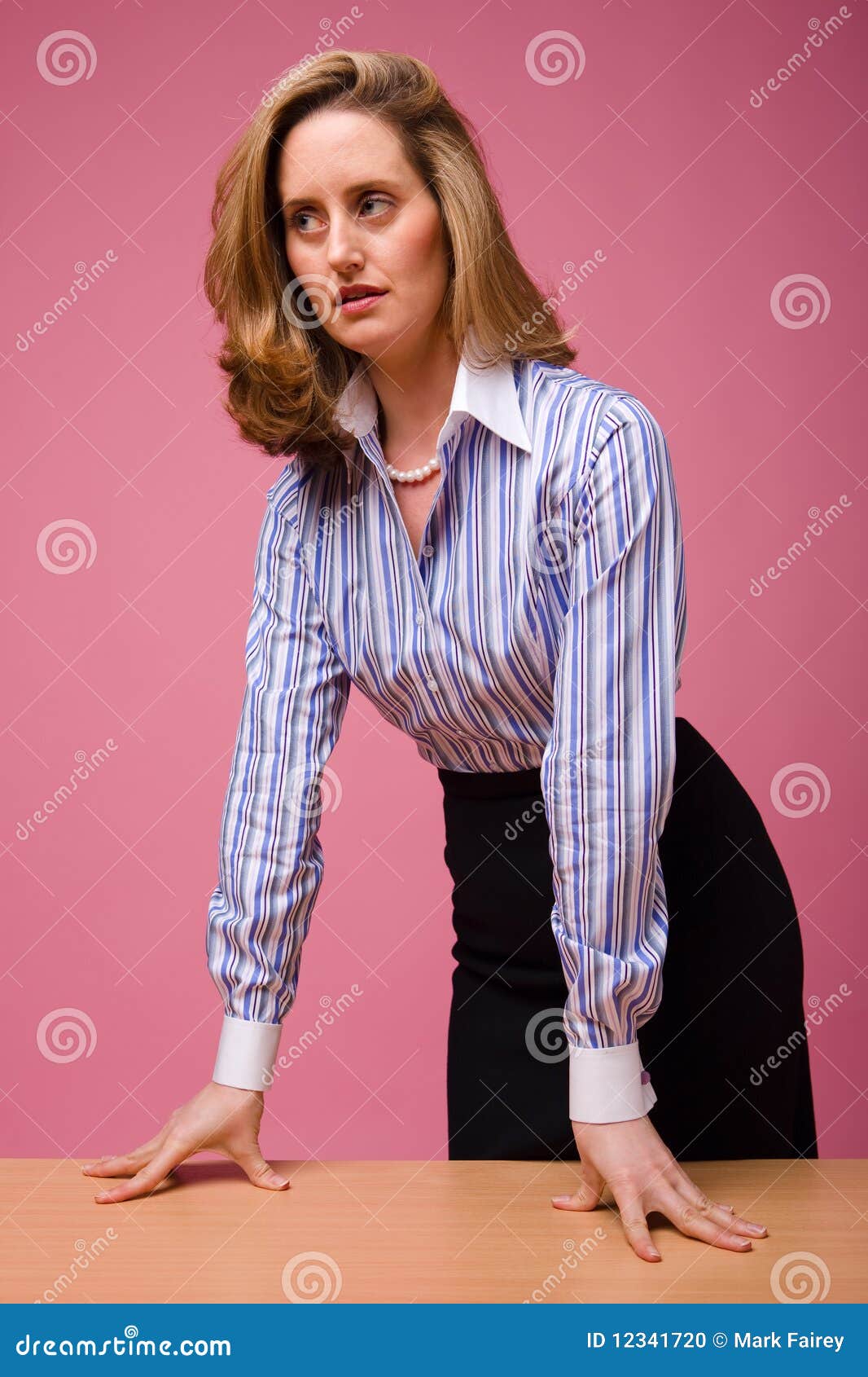 Mujer Autoritaria En Camisa Rayada Foto de archivo - Imagen de hembra ...