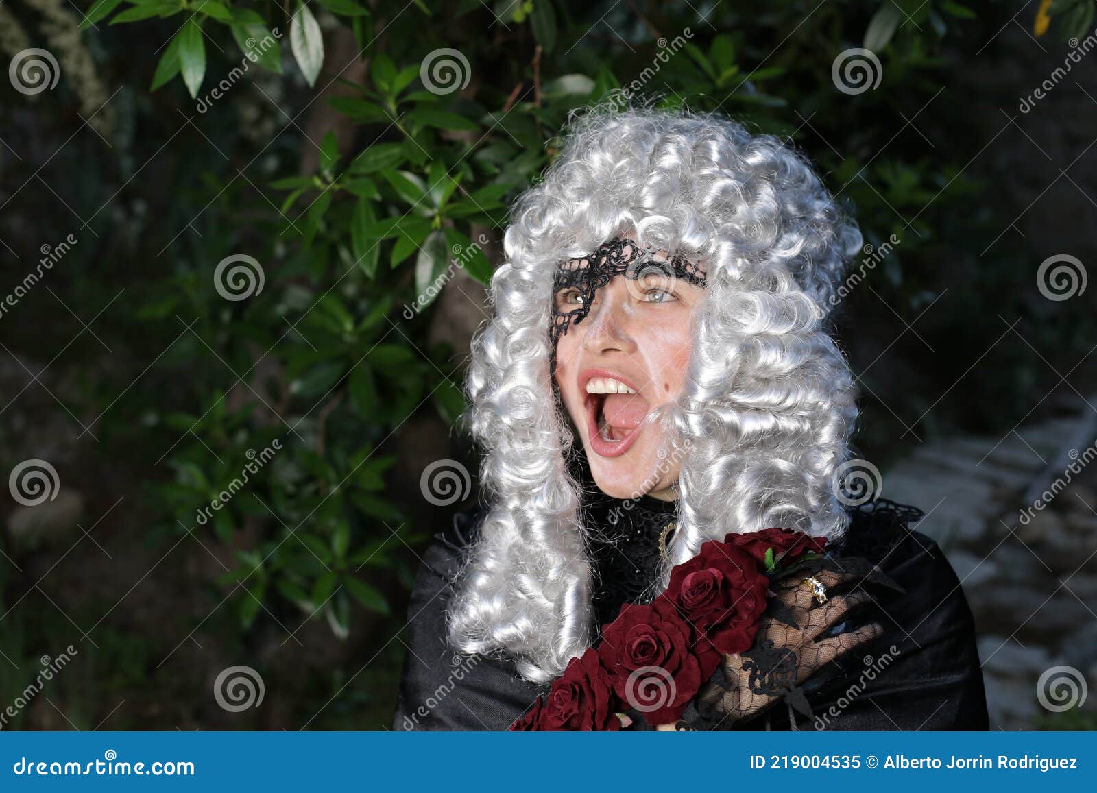 Mujer Barroca Con Estilo Pomposo Cantando ópera Imagen de archivo ...
