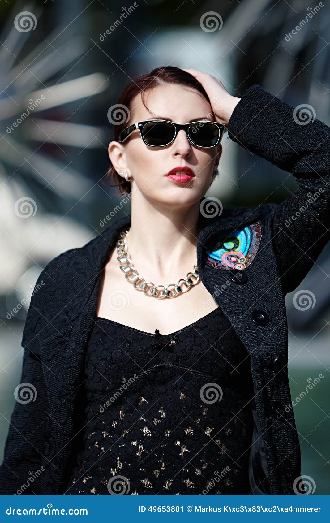 Mujer Bastante Joven En La Moda Negra Imagen de archivo - Imagen de ...