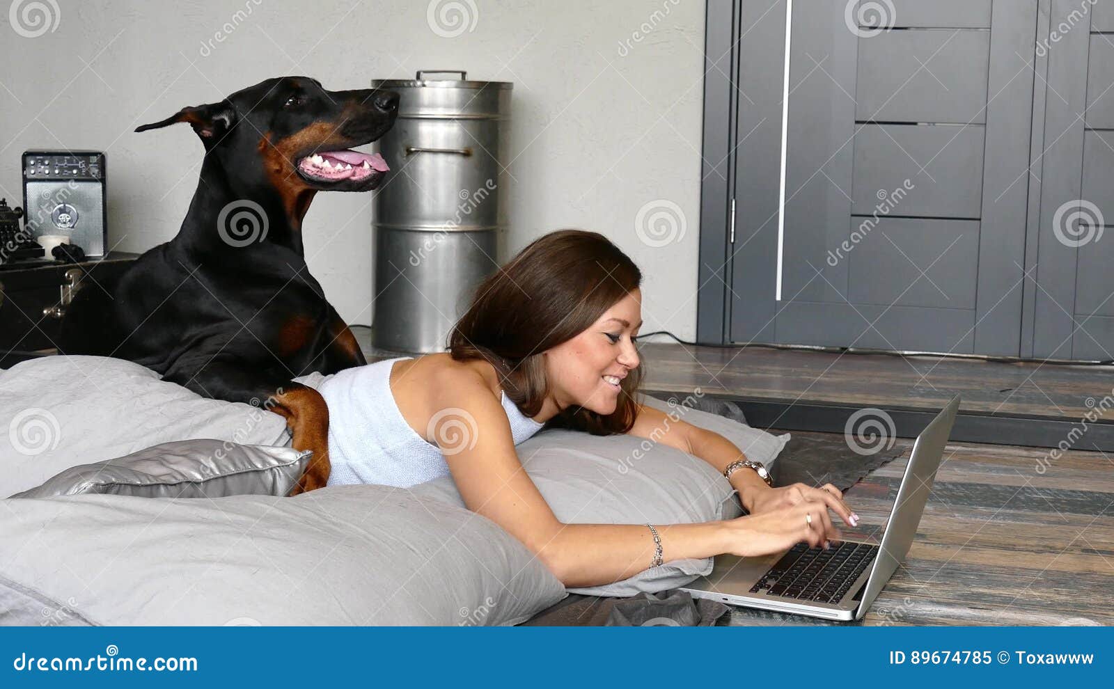 Mujer Bonita Joven Con El Perro Negro Del Doberman Almacen De Video