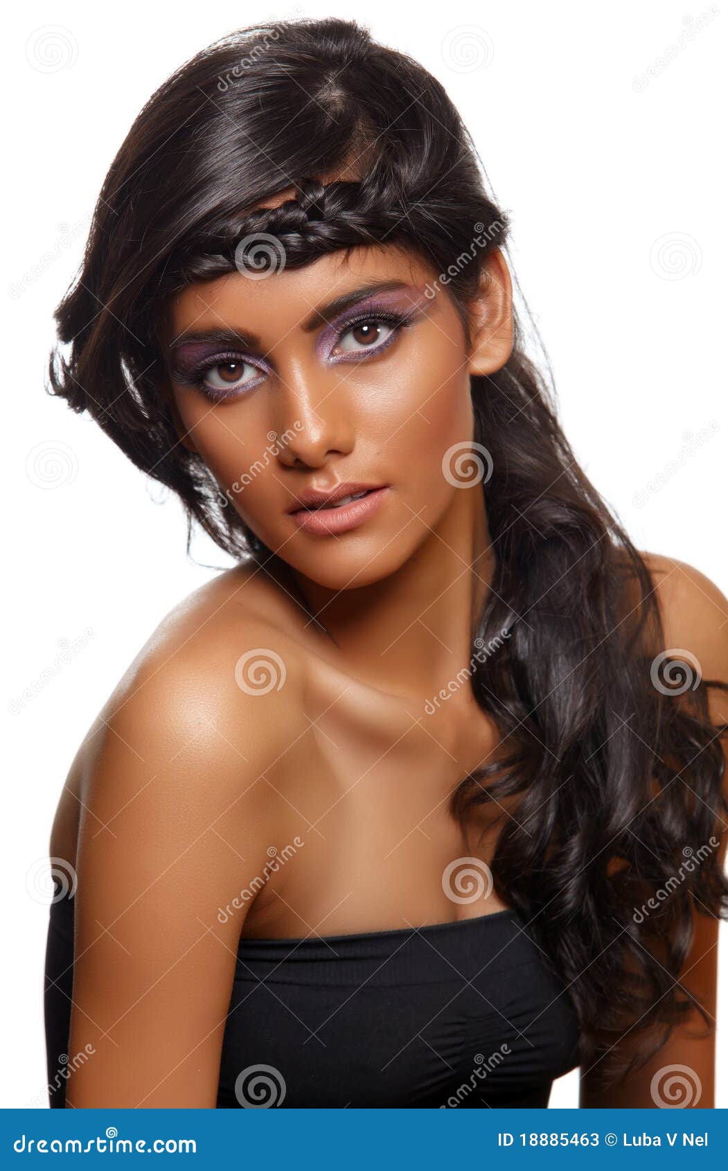 Mujer Bronceada Con El Pelo Rizado Imagen de archivo - Imagen de ...