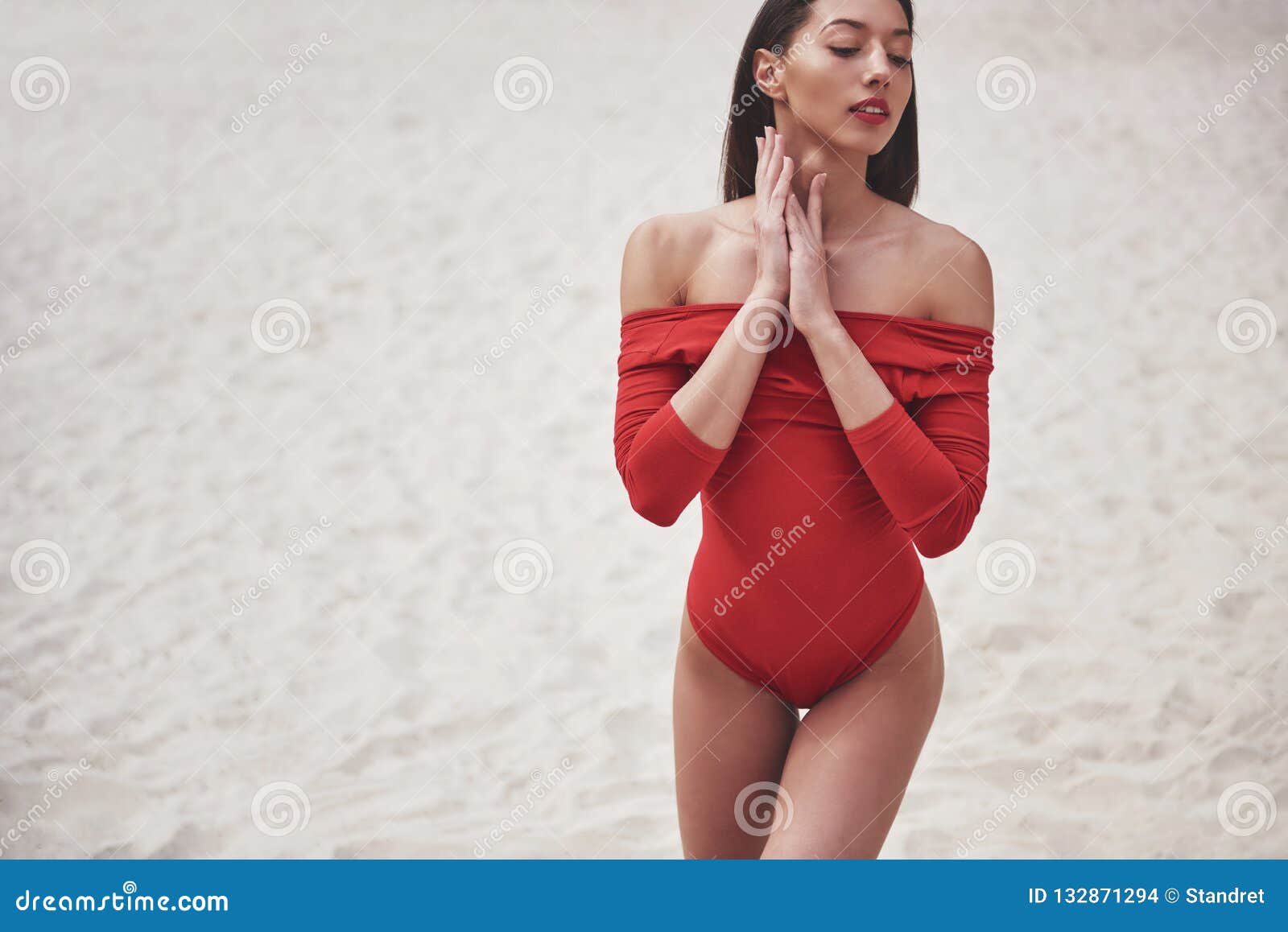 Mujer Bronceada Joven Hermosa En El Bikini Rojo Que Presenta En La