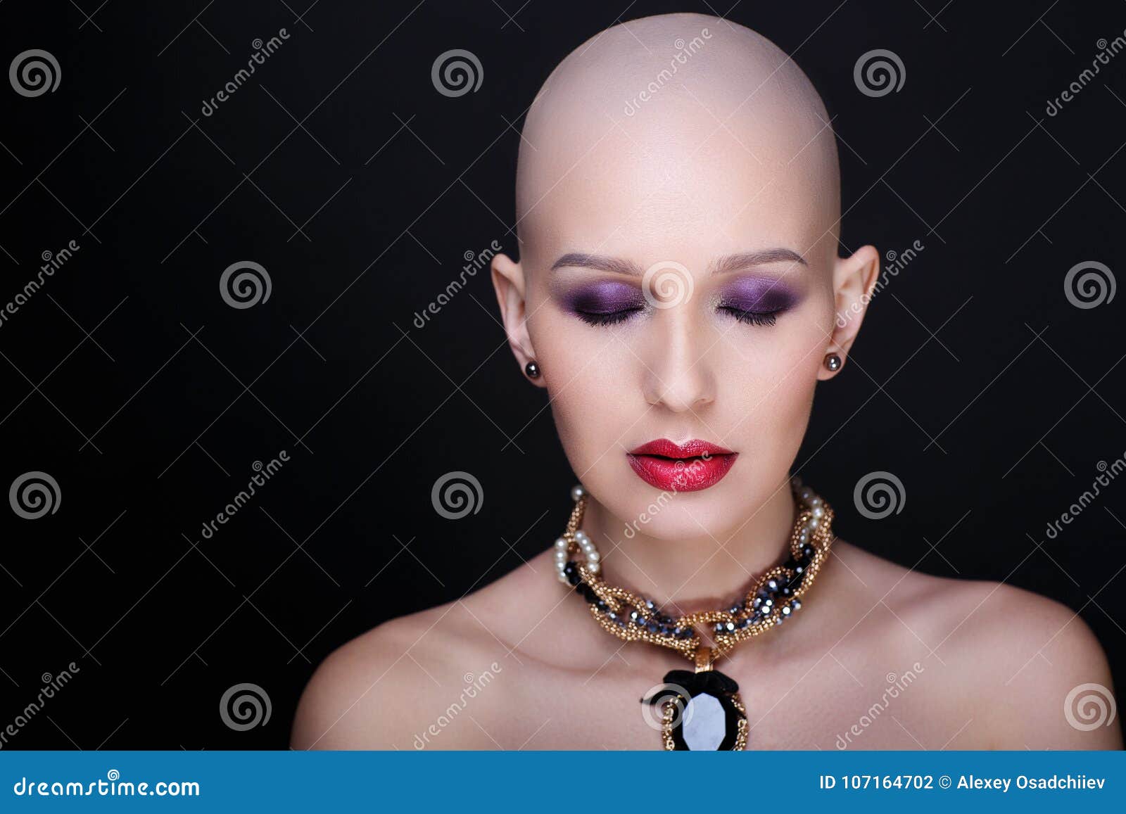 Mujer calva de la belleza foto de archivo. Imagen de cuidado - 107164702