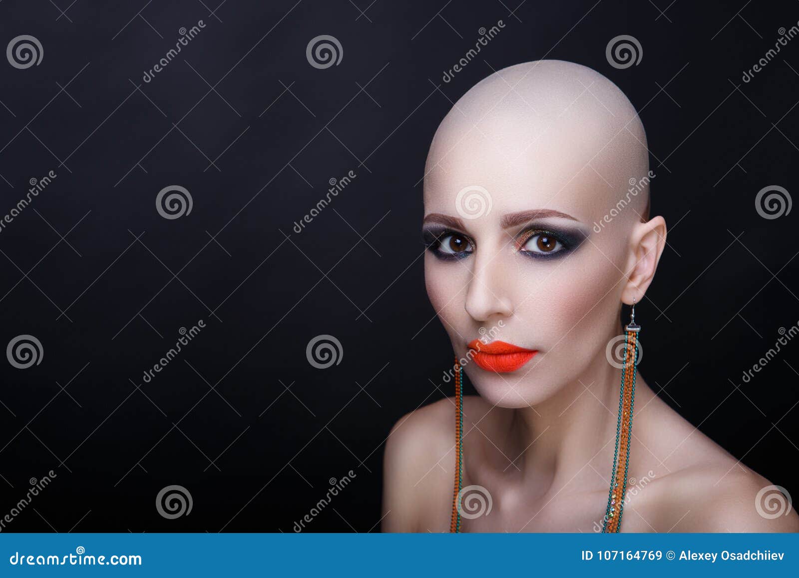 Mujer calva de la belleza imagen de archivo. Imagen de calvicie - 107164769