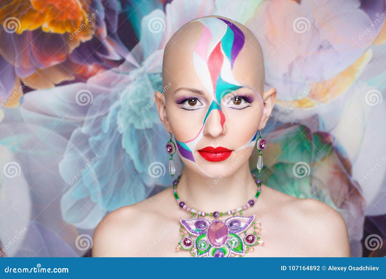 Mujer calva de la belleza foto de archivo. Imagen de calvicie - 107164892