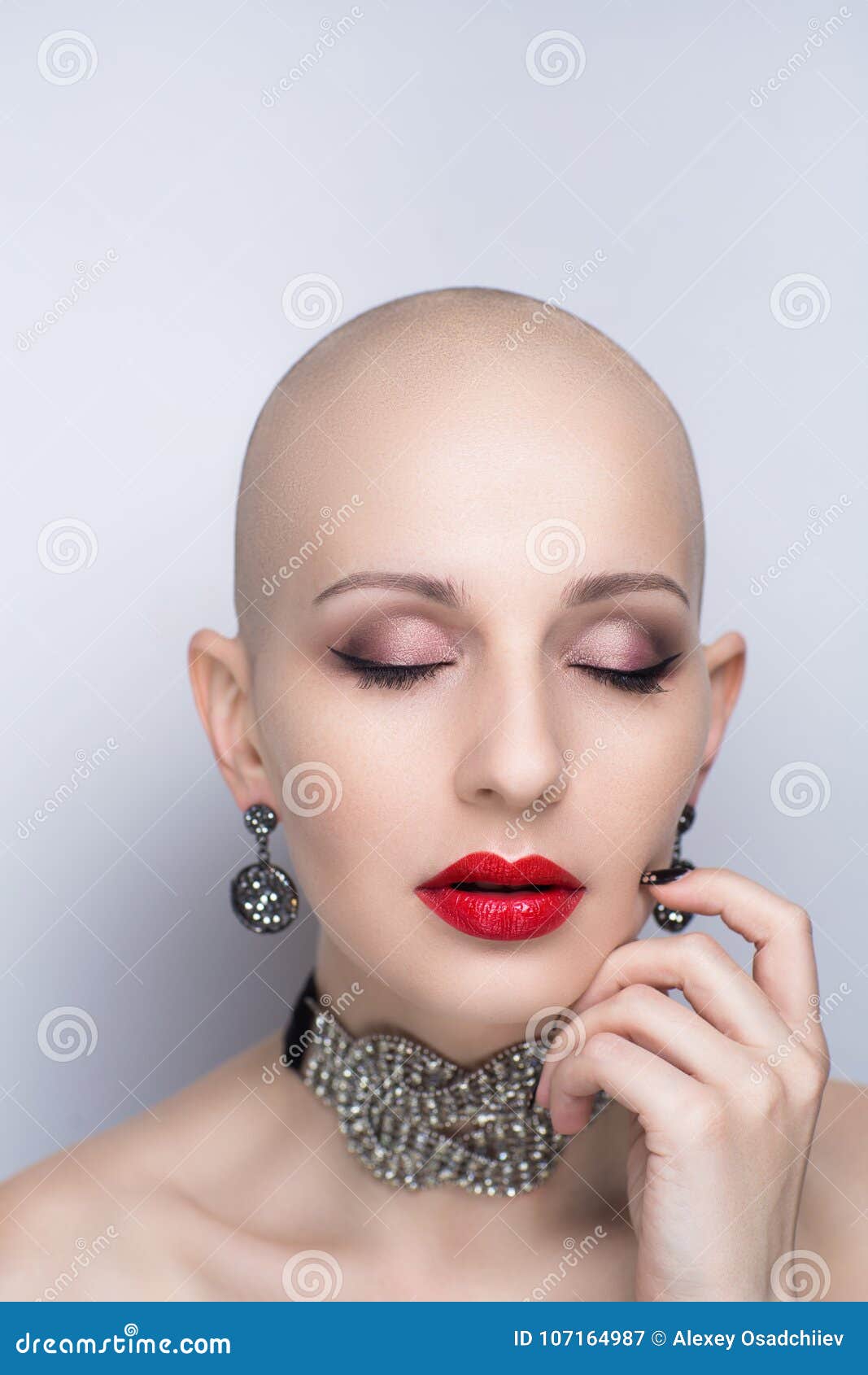 Mujer calva de la belleza imagen de archivo. Imagen de belleza - 107164987