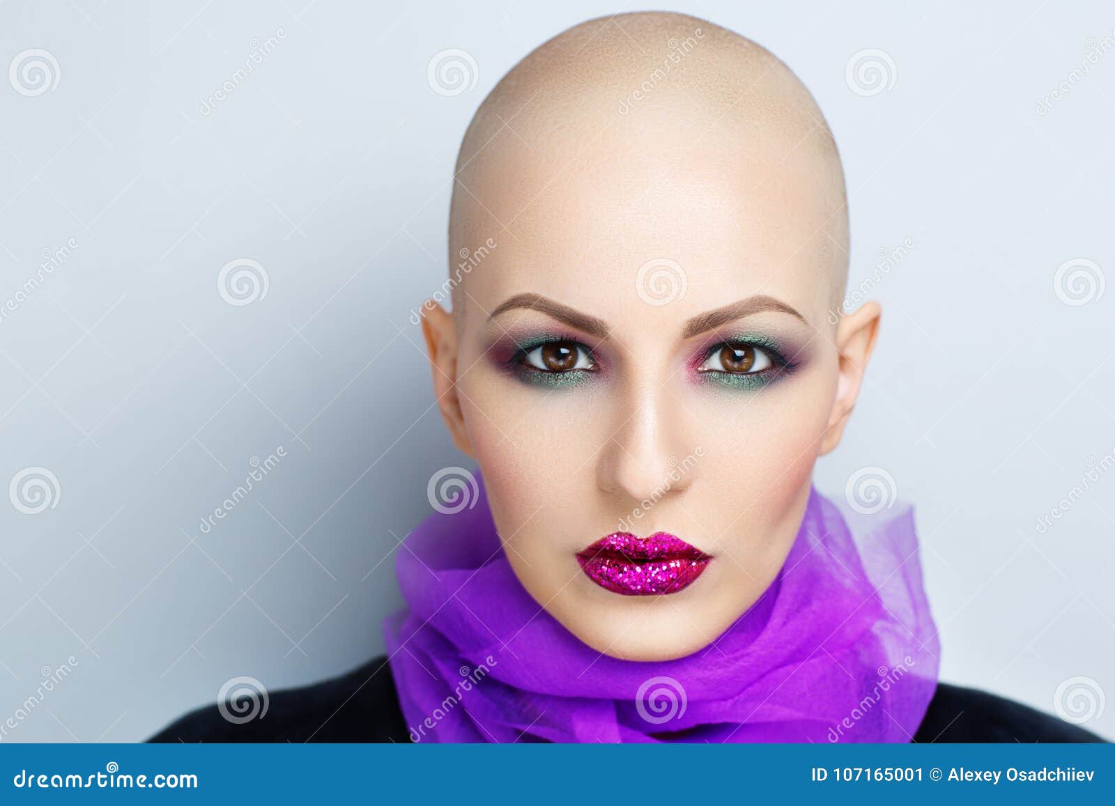 Mujer calva de la belleza imagen de archivo. Imagen de modelo - 107165001