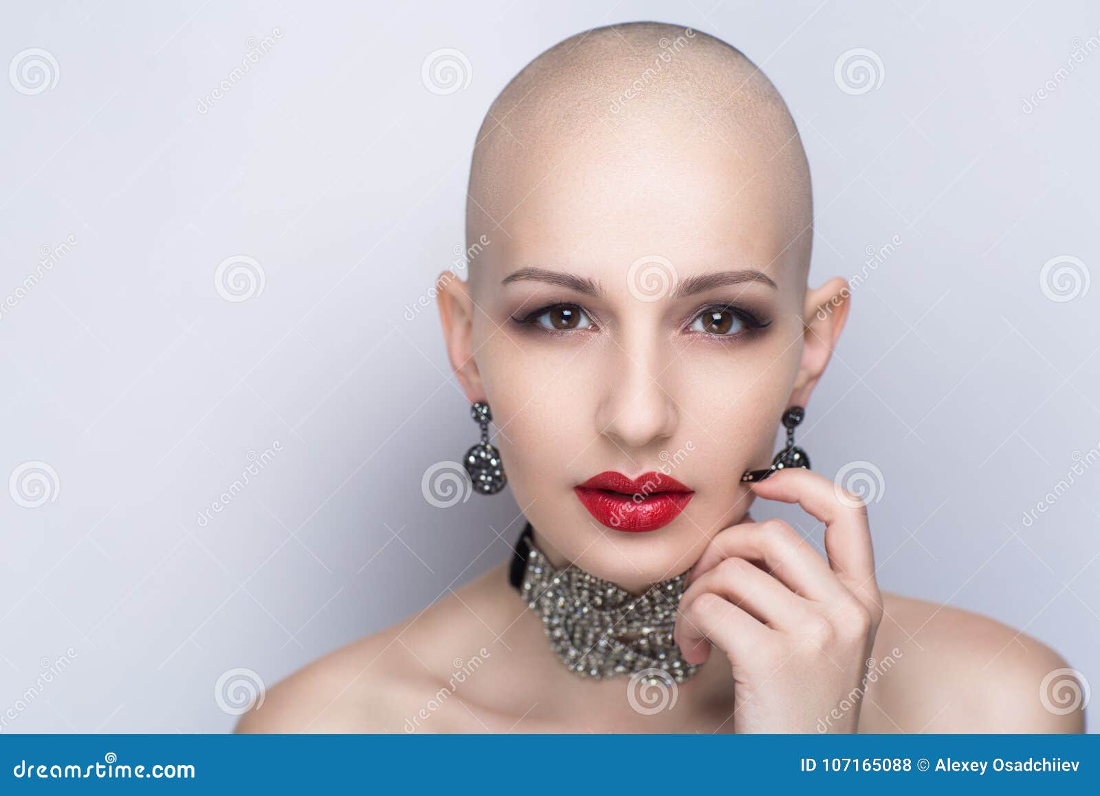 Mujer calva de la belleza foto de archivo. Imagen de persona - 107165088