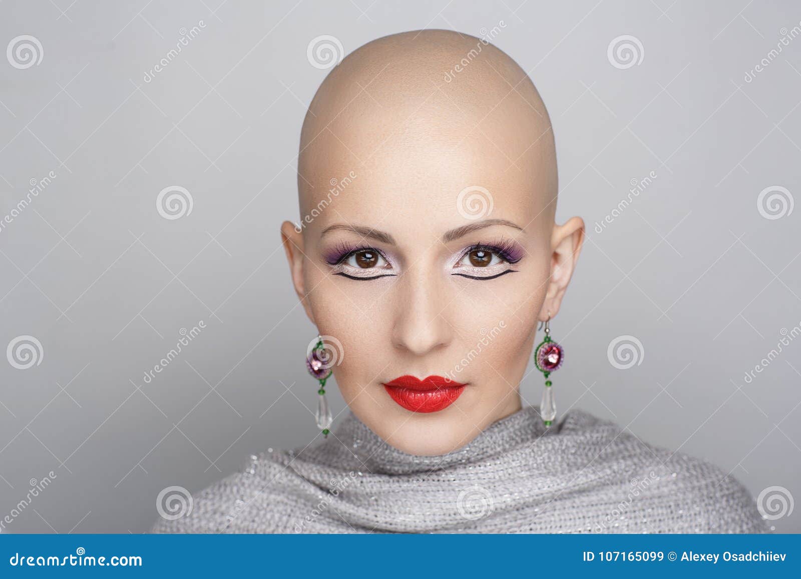 Mujer calva de la belleza imagen de archivo. Imagen de hembra - 107165099