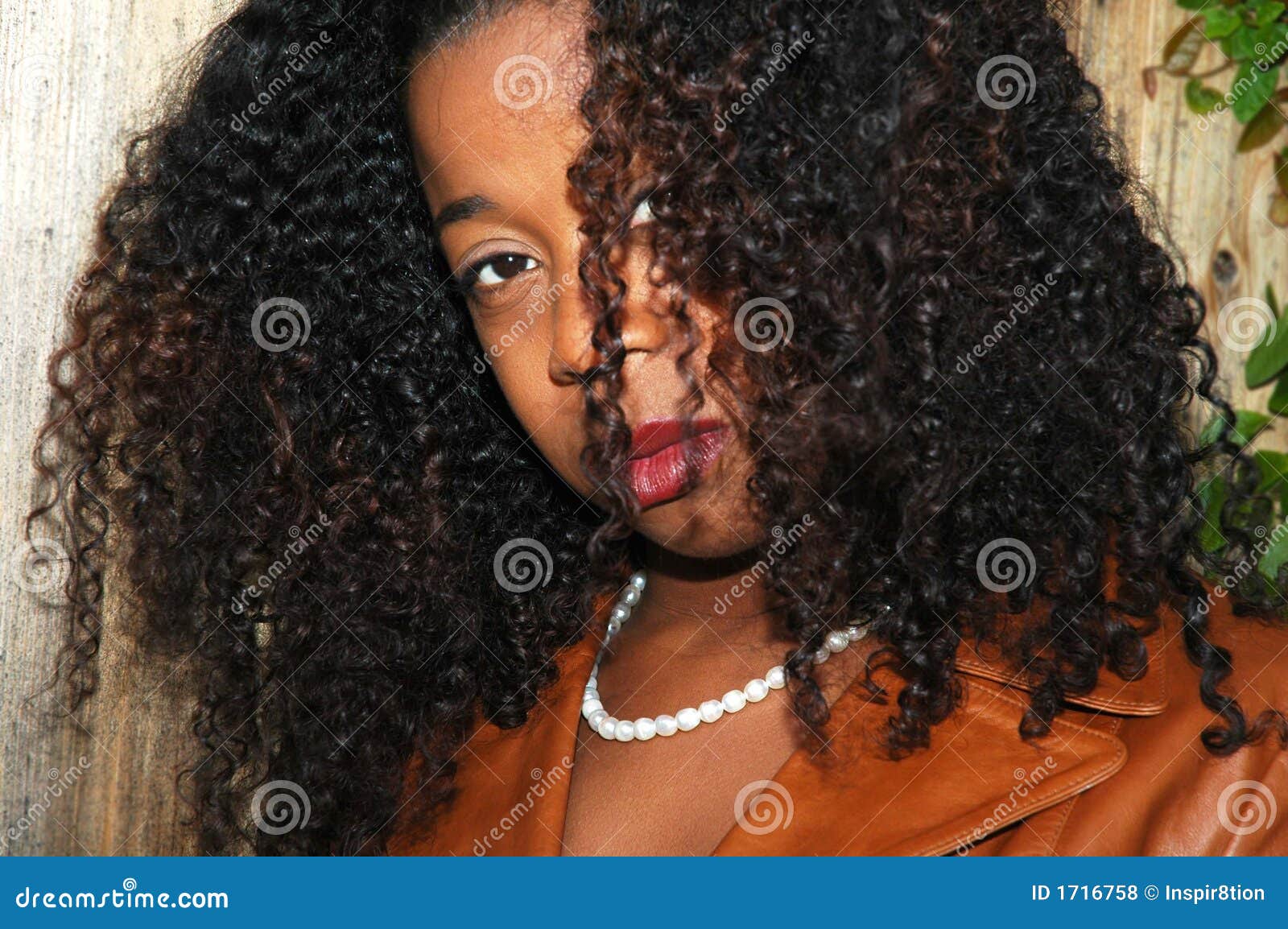 Mujer cambiante foto de archivo. Imagen de negro, manera - 1716758