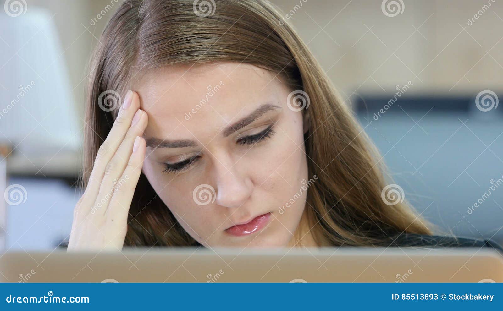 Mujer Cansada En El Trabajo, Dolor De Cabeza Almacen De Video - Vídeo ...