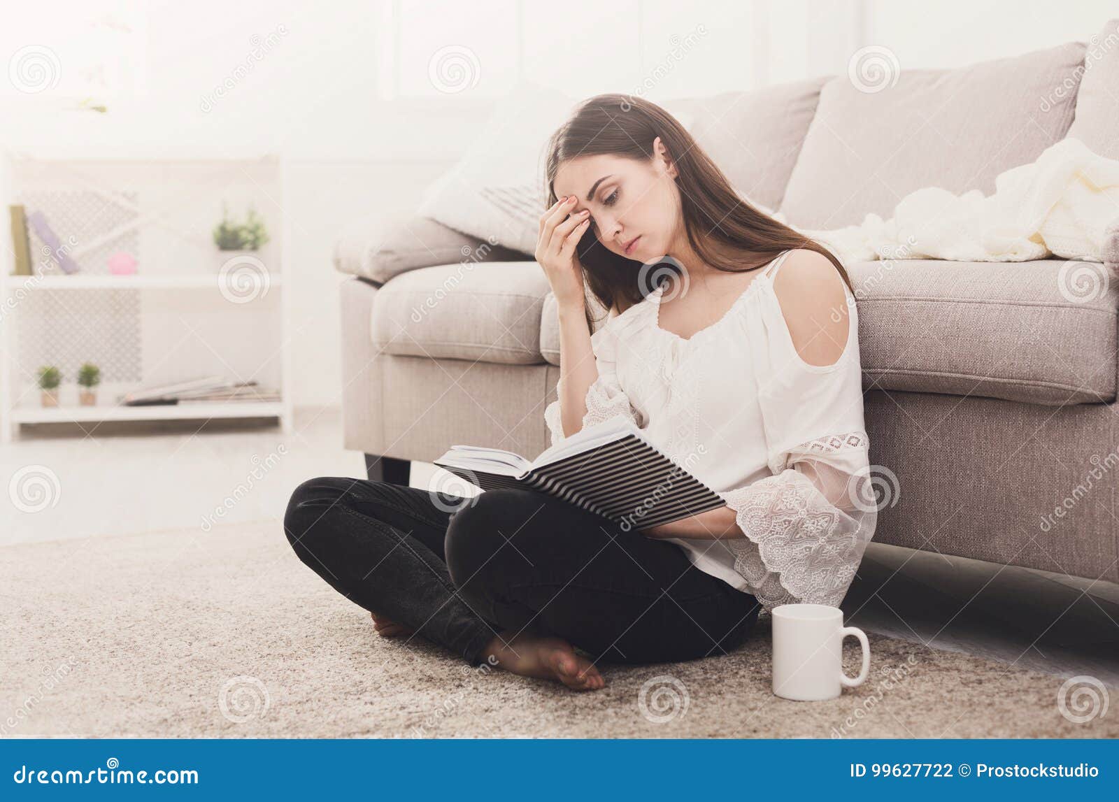 Mujer Cansada Joven Que Lee Un Libro Foto de archivo - Imagen de ...