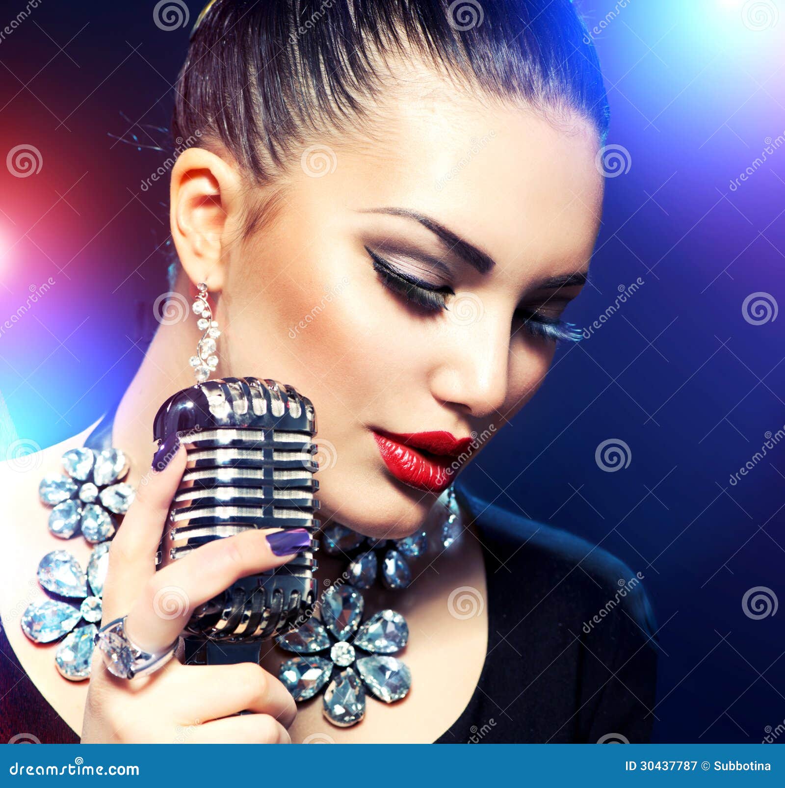 Mujer Con El Micrófono Retro Imagen de archivo - Imagen de karaoke ...