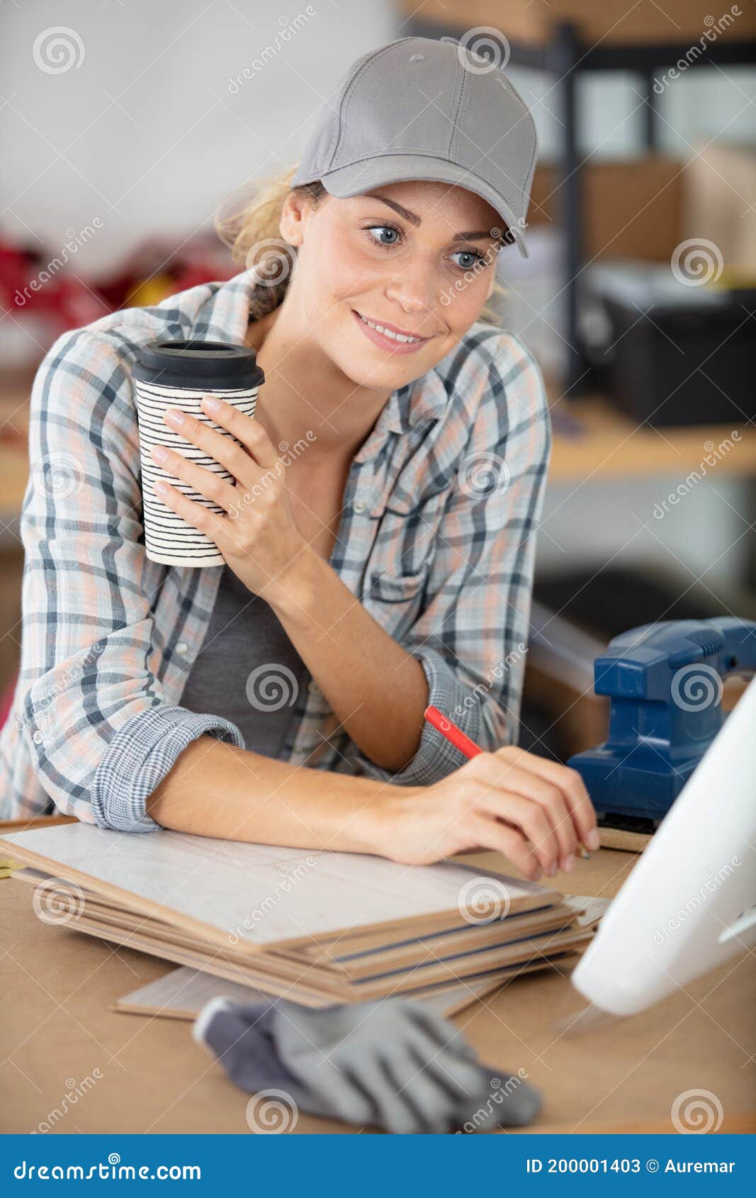 Mujer Carpintera En El Trabajo En Taller Imagen de archivo - Imagen de ...