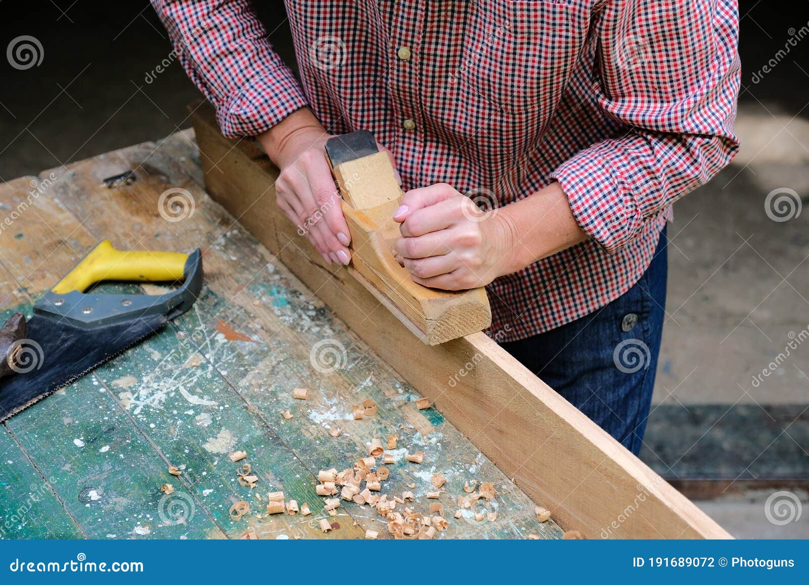 Mujer Carpintera Trabajando Con Vista De Cierre De Plano. Concepto De ...