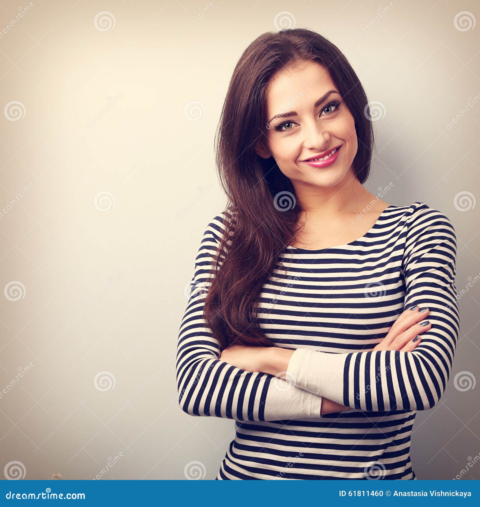 Mujer Casual Confiada Hermosa Con Las Manos Dobladas Que Parecen