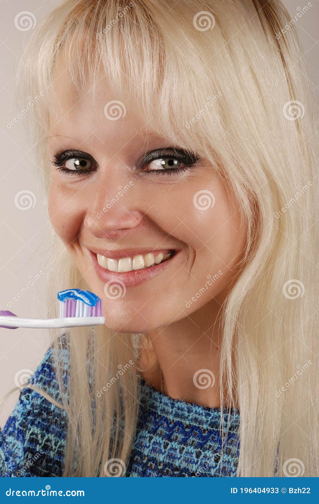 Mujer Cepillando Sus Dientes Imagen de archivo - Imagen de felicidad ...