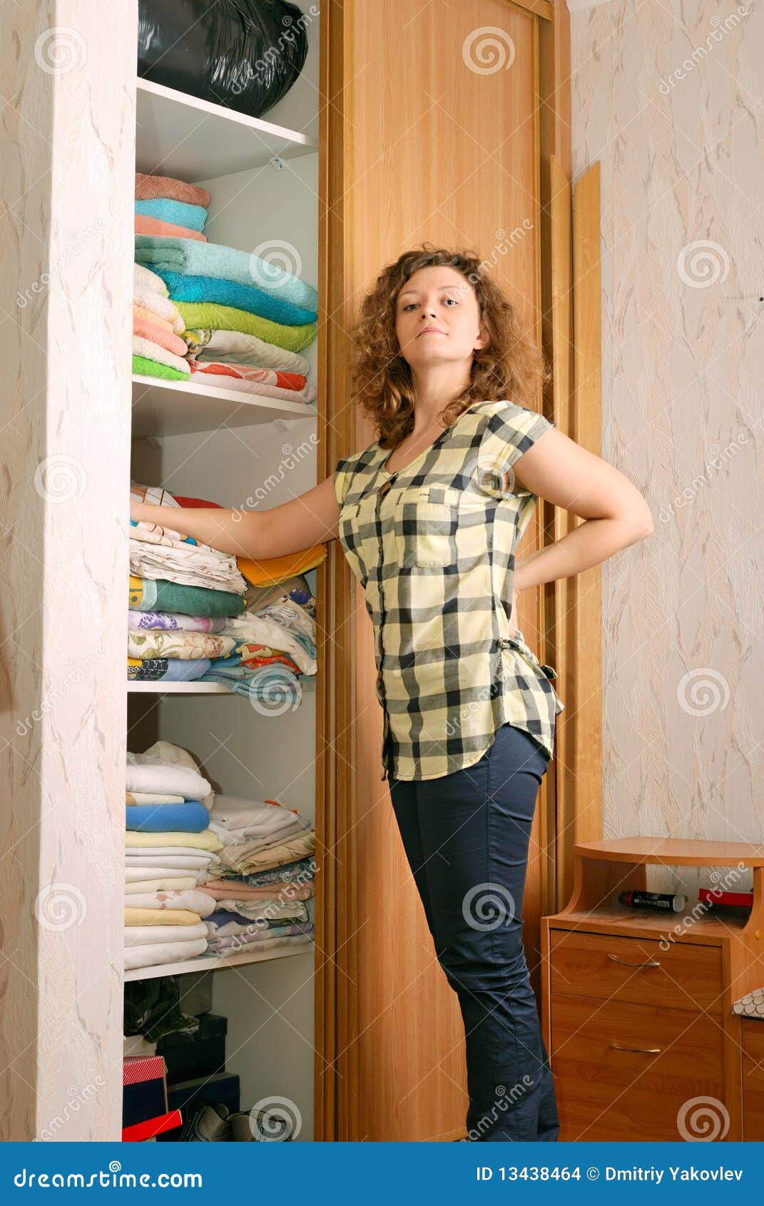 Mujer Cerca Del Guardarropa Con Ropa De Cama Foto de archivo - Imagen ...