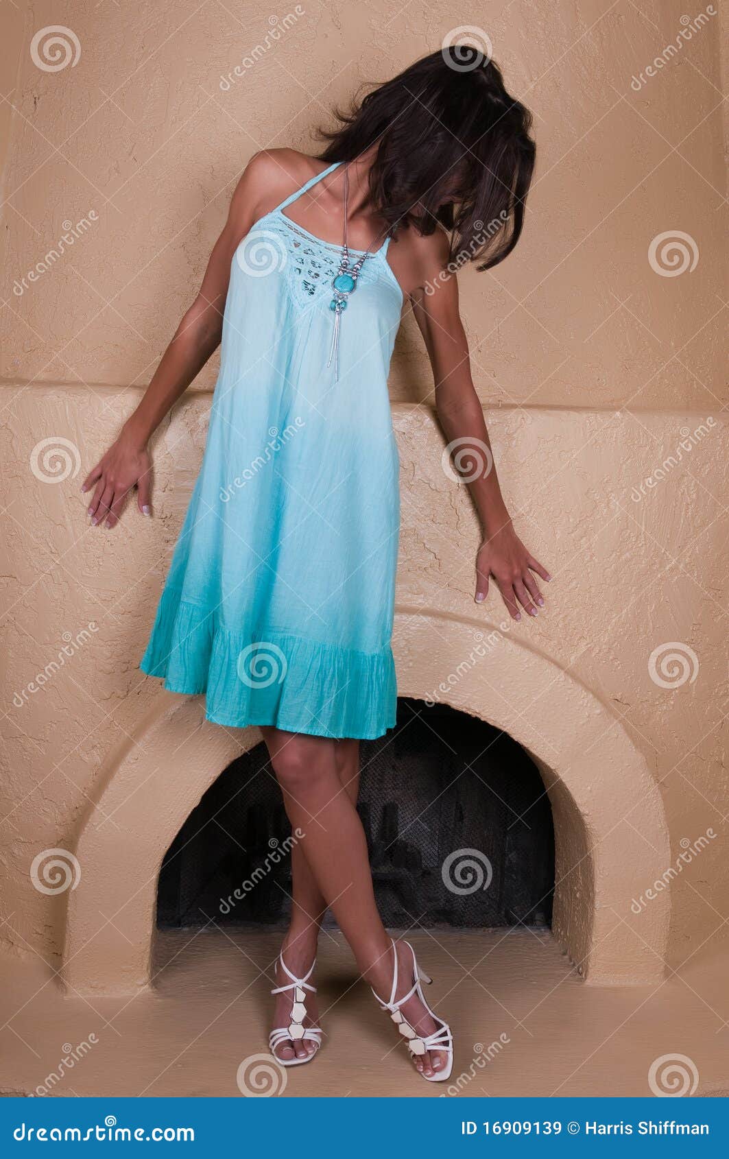 Mujer checa imagen de archivo. Imagen de alineada, azul - 16909139