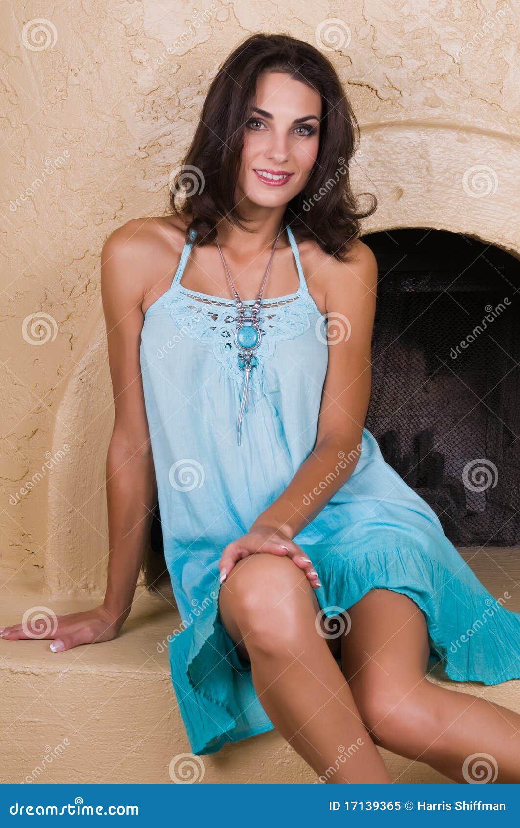 Mujer checa imagen de archivo. Imagen de atractivo, mujer - 17139365