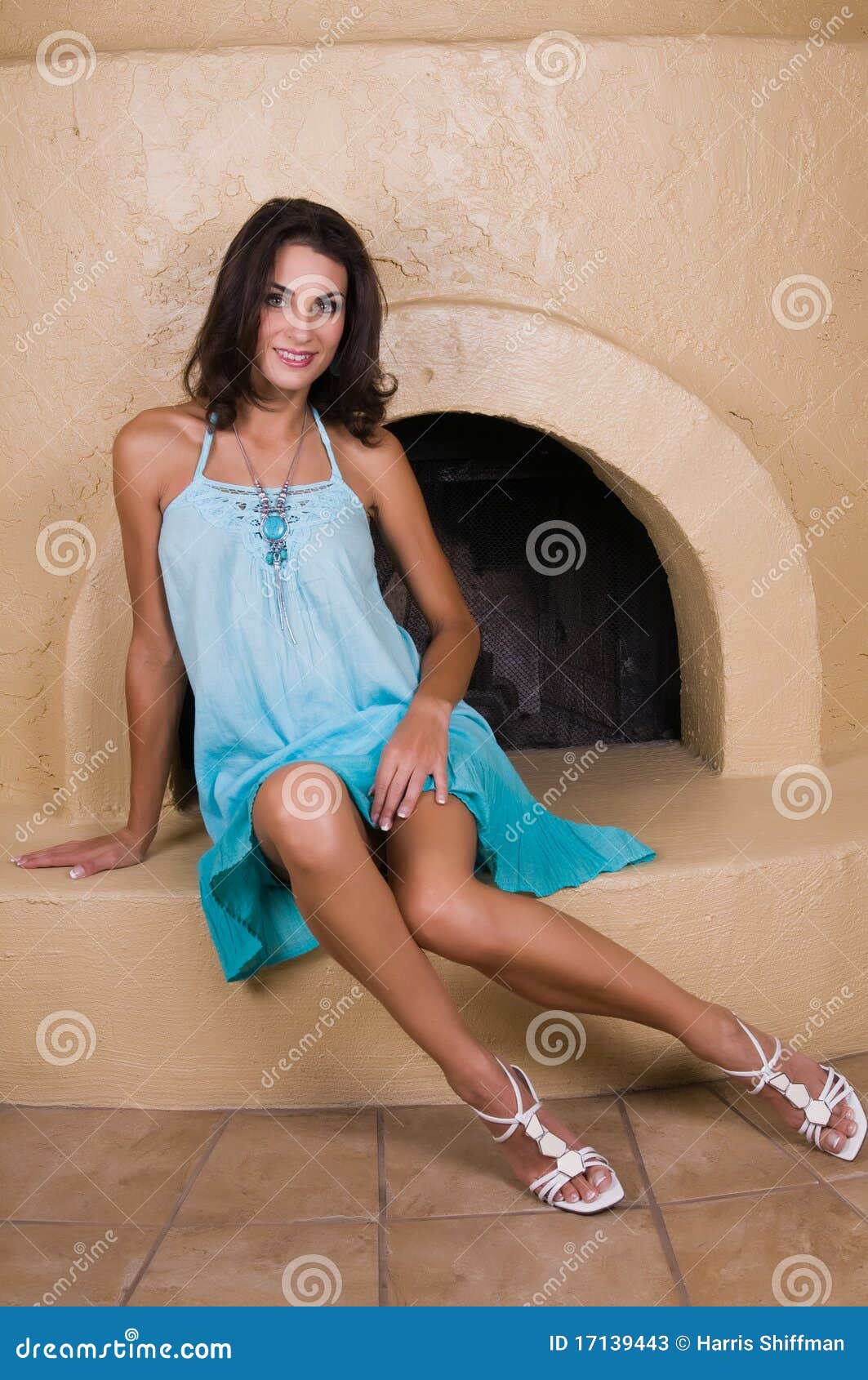 Mujer checa imagen de archivo. Imagen de encantador, morena - 17139443