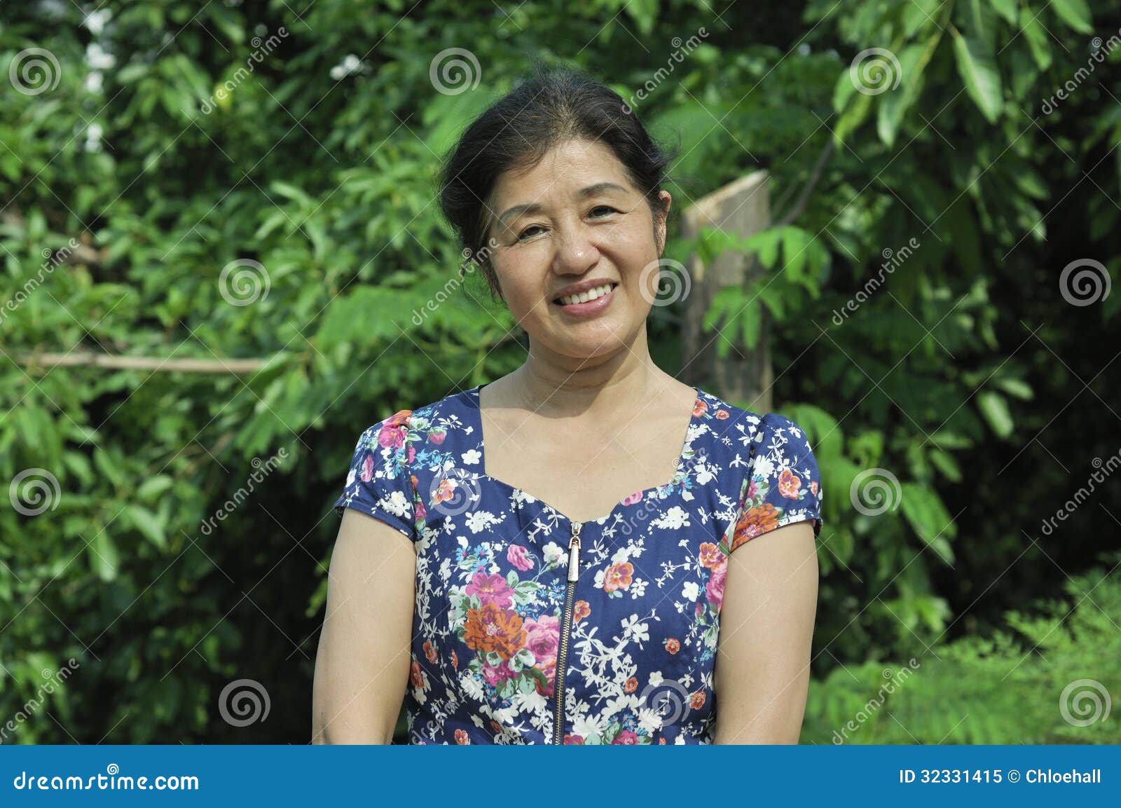 Mujer china feliz imagen de archivo. Imagen de lifestyle - 32331415