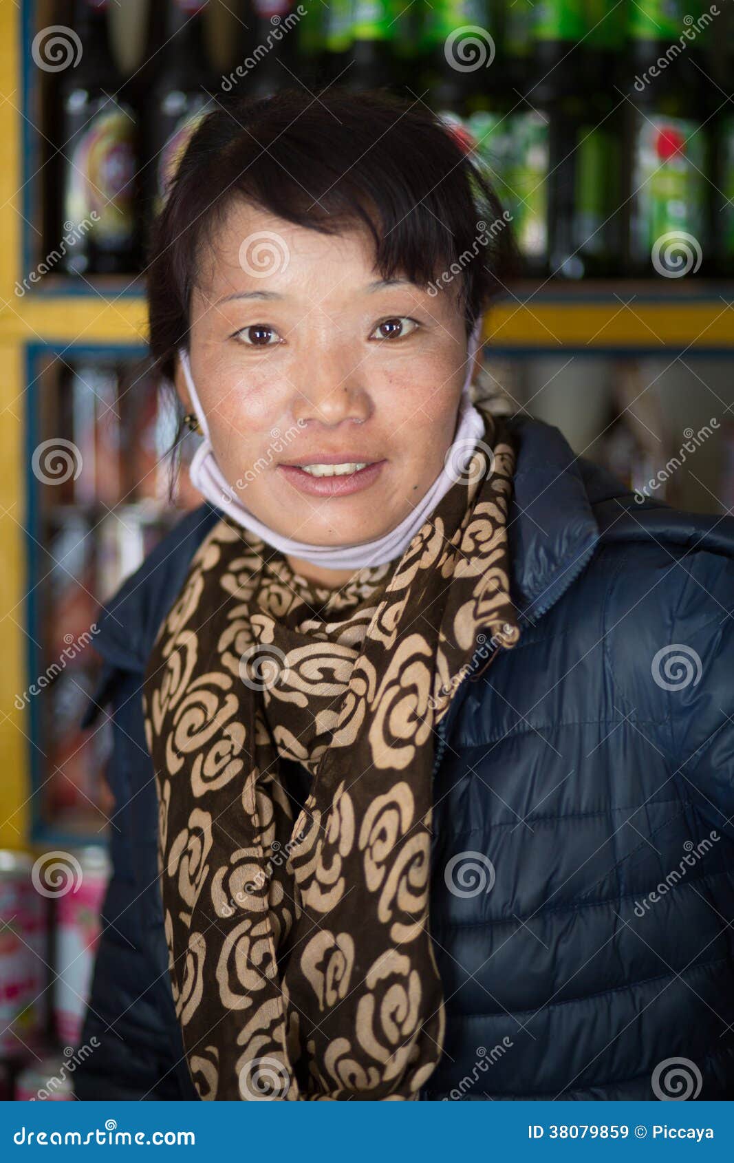 Mujer China Que Presenta En Su Tienda Imagen de archivo editorial ...