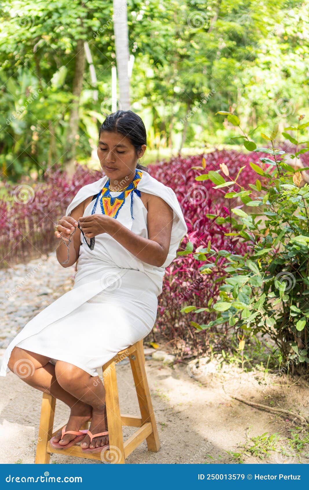 Mujer Colombiana En Tejidos Tradicionales De Ropa Imagen de archivo ... Mujer Colombiana En Tejidos Tradicionales De Ropa Imagen de archivo ...