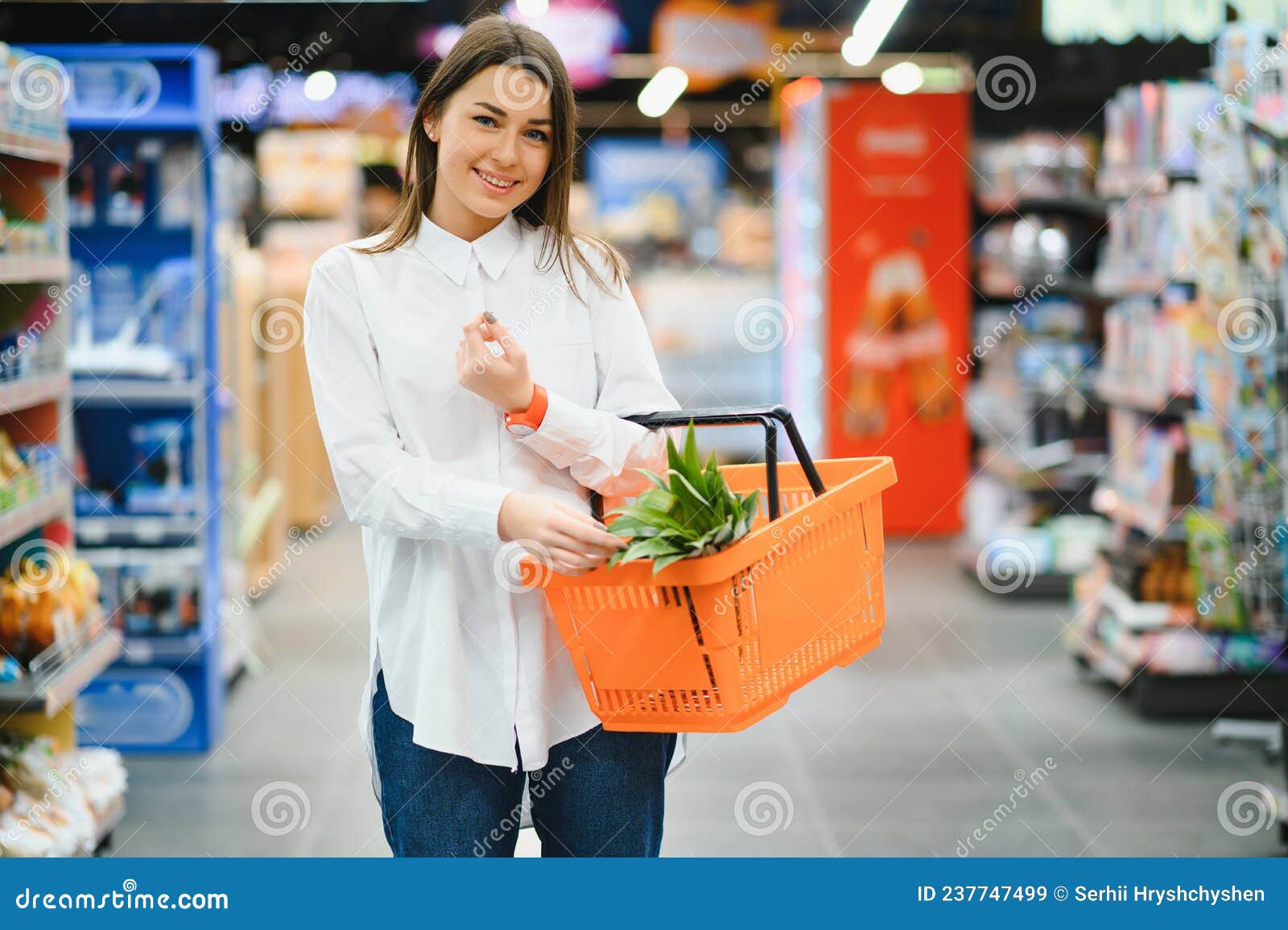 Mujer Comprando En El Supermercado Imagen de archivo - Imagen de ...