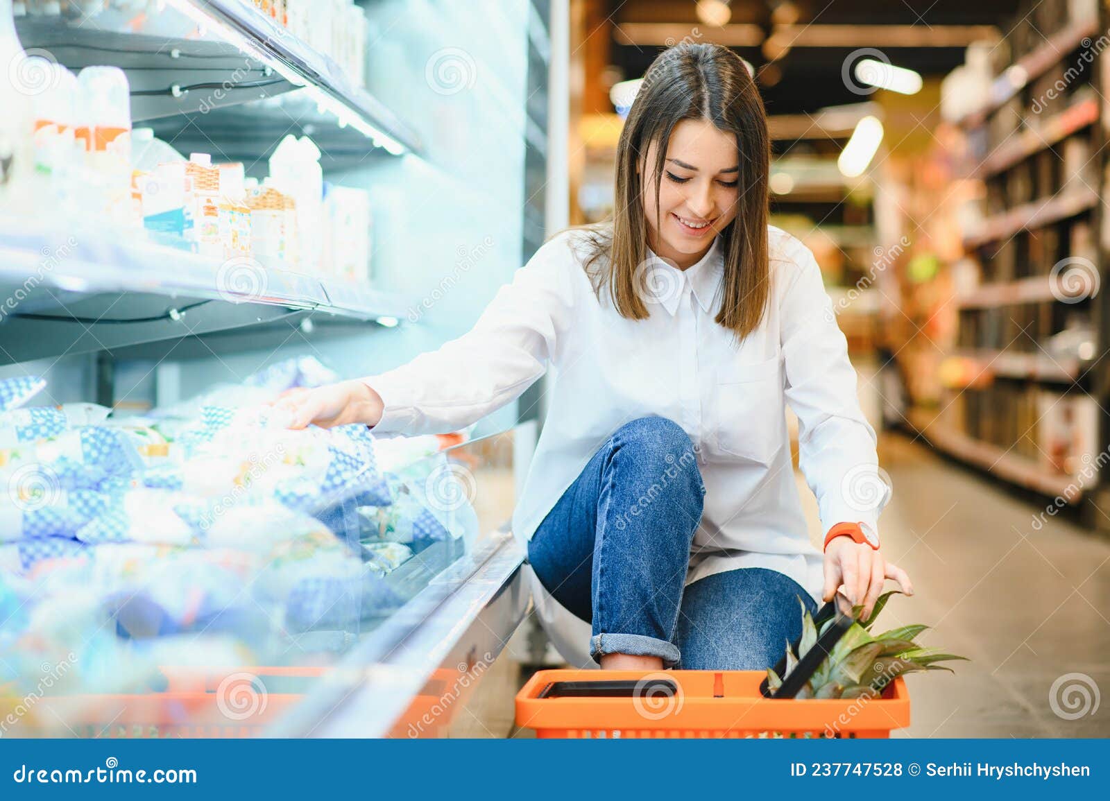 Mujer Comprando En El Supermercado Foto de archivo - Imagen de ...