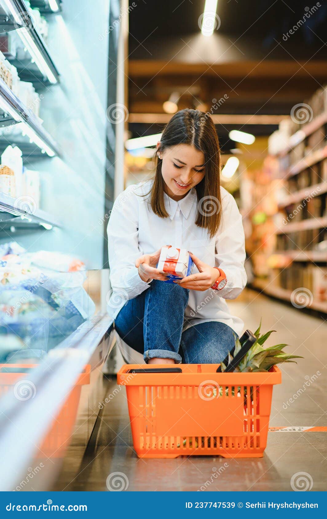 Mujer Comprando En El Supermercado Imagen de archivo - Imagen de ...