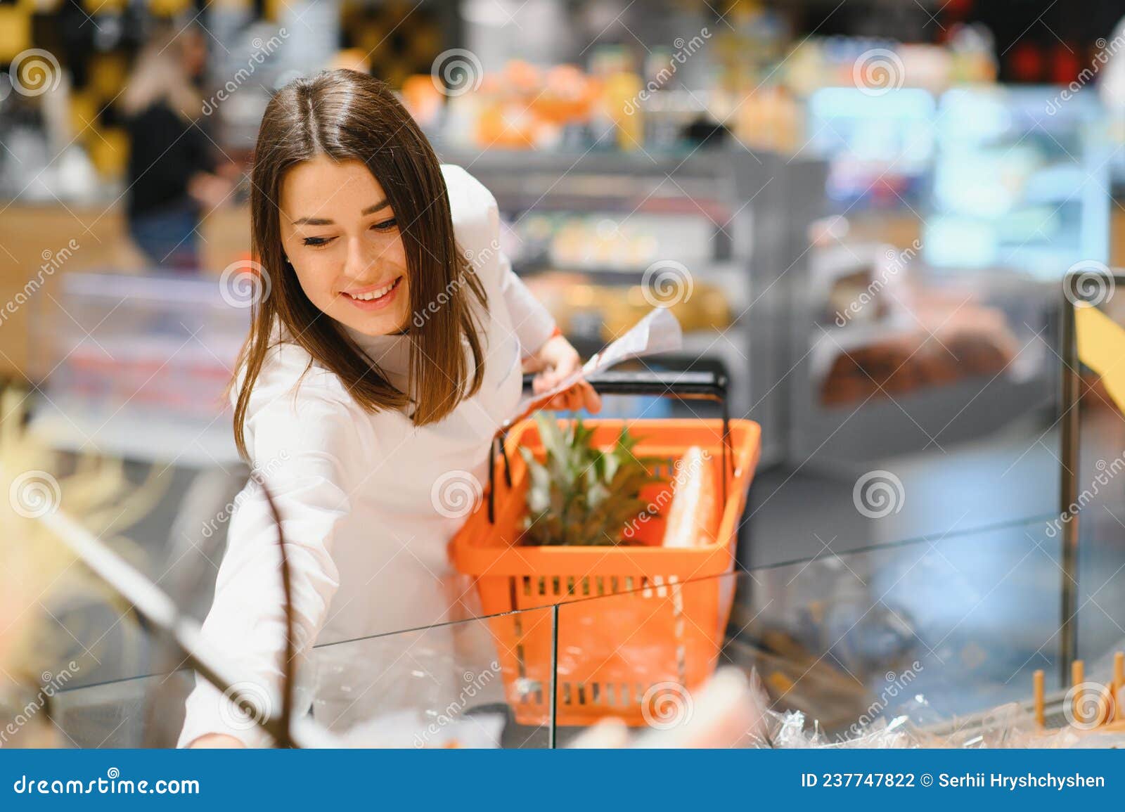 Mujer Comprando En El Supermercado Foto de archivo - Imagen de ...