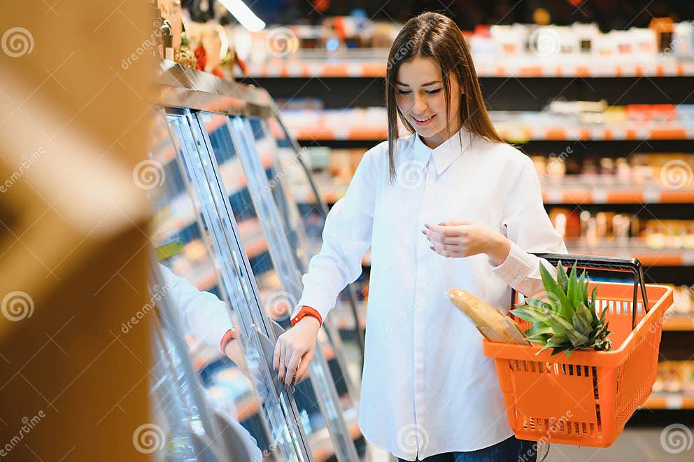 Mujer Comprando En El Supermercado Imagen de archivo - Imagen de feliz ...