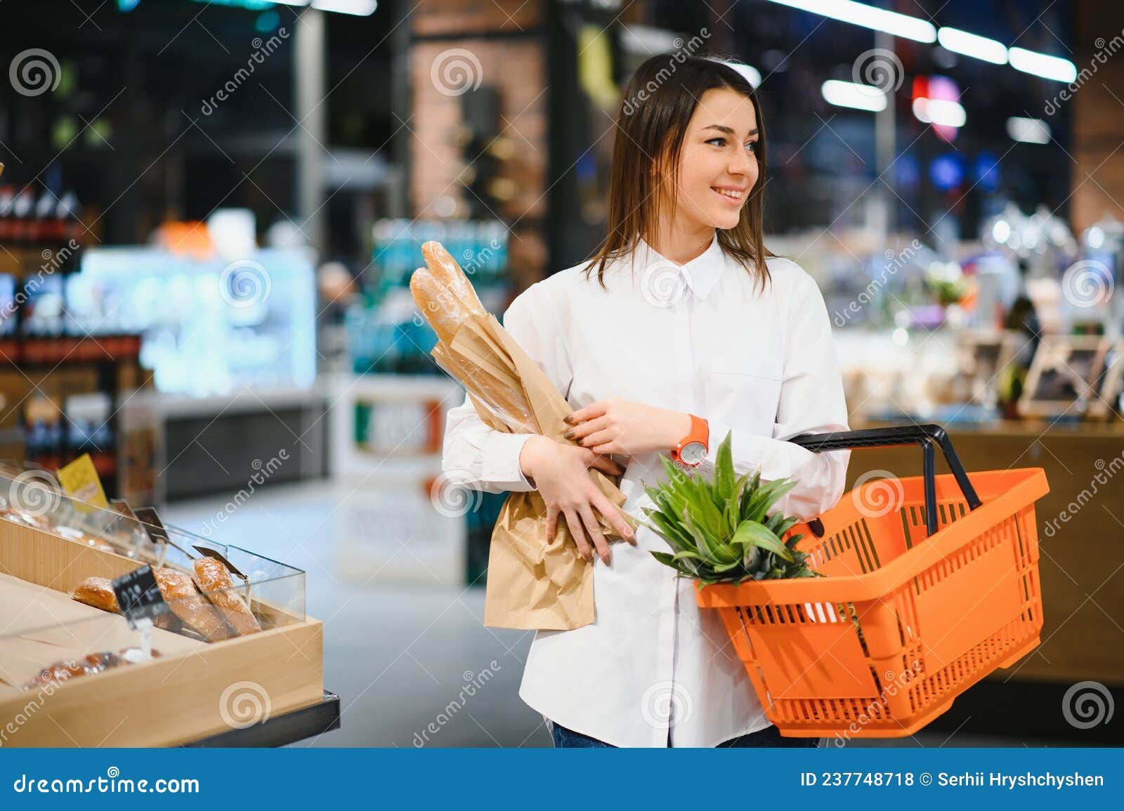 Mujer Comprando En El Supermercado Foto de archivo - Imagen de comer ...