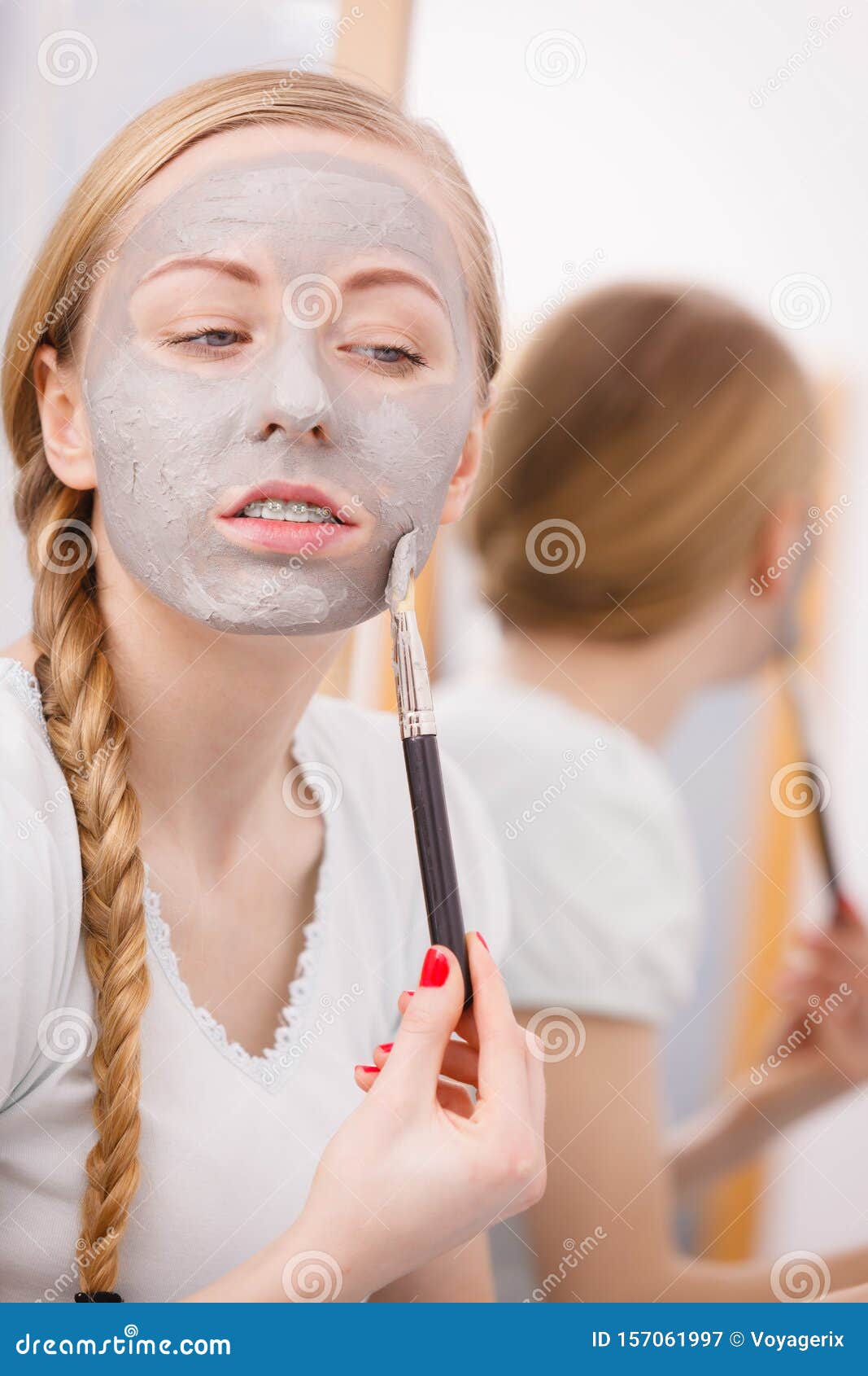 Mujer Con Barro Gris En La Cara Imagen de archivo - Imagen de acné ...