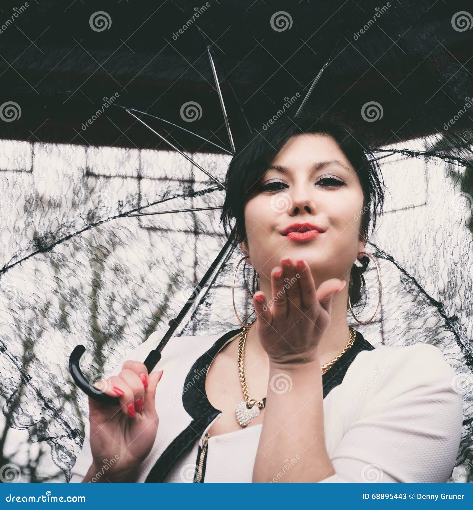 Mujer con beso de la mano imagen de archivo. Imagen de soplando - 68895443