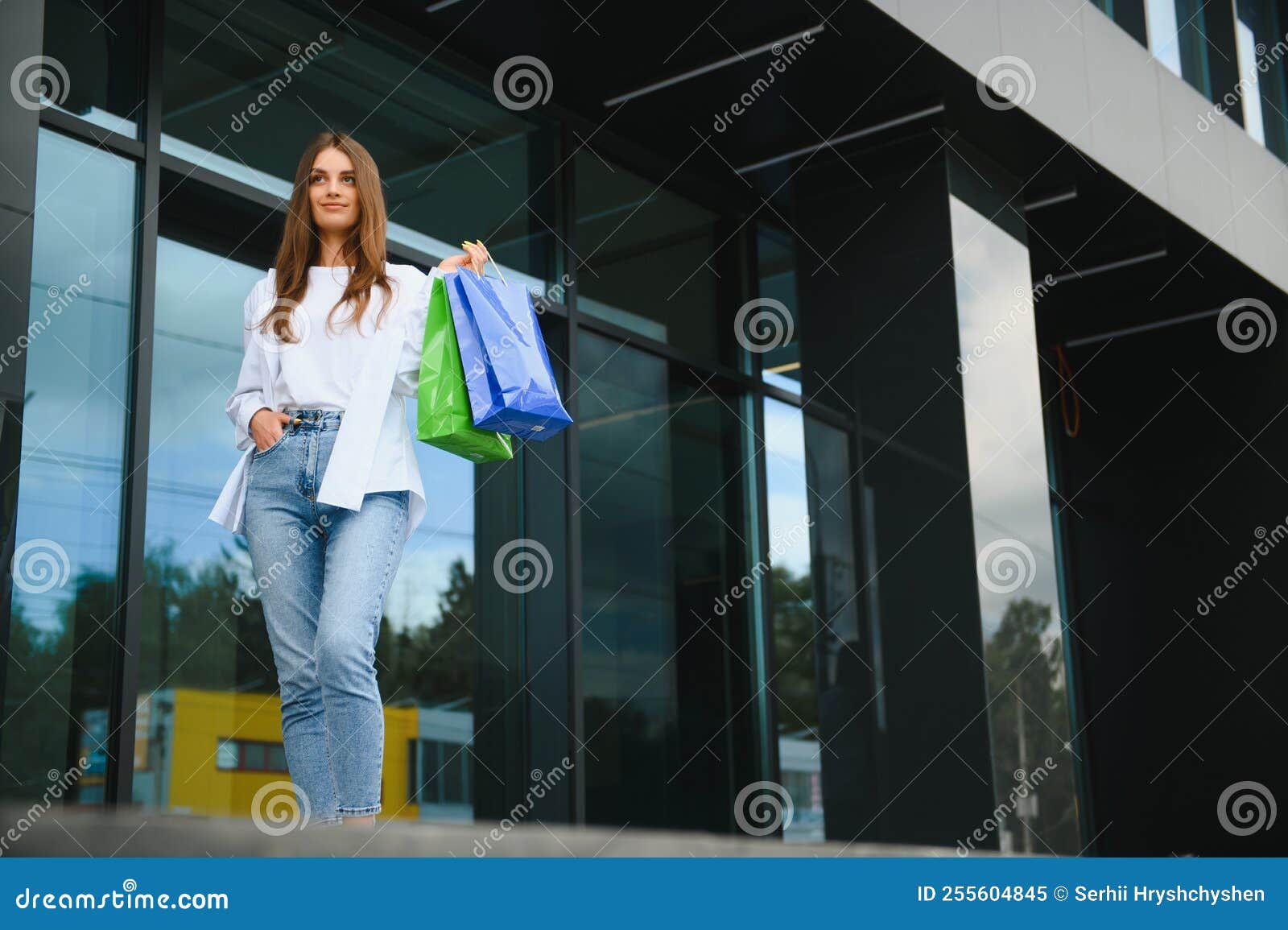 Mujer Con Bolsas De Compras De Marcas De Lujo Caminando Cerca Del ...