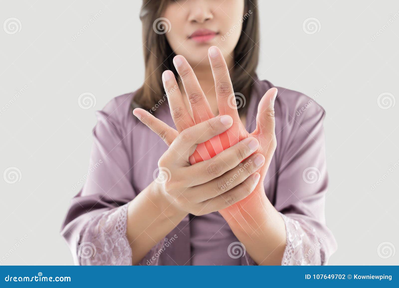 Mujer con dolor de la mano foto de archivo. Imagen de doloroso - 107649702