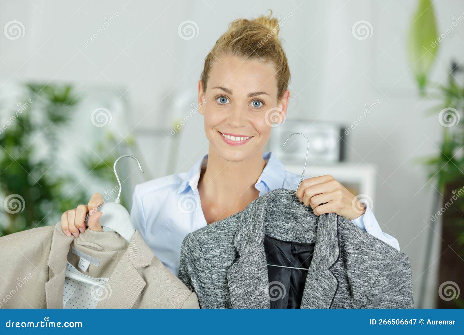 Mujer Con Dos Chaquetas Para Elegir Entre Imagen de archivo - Imagen de ...