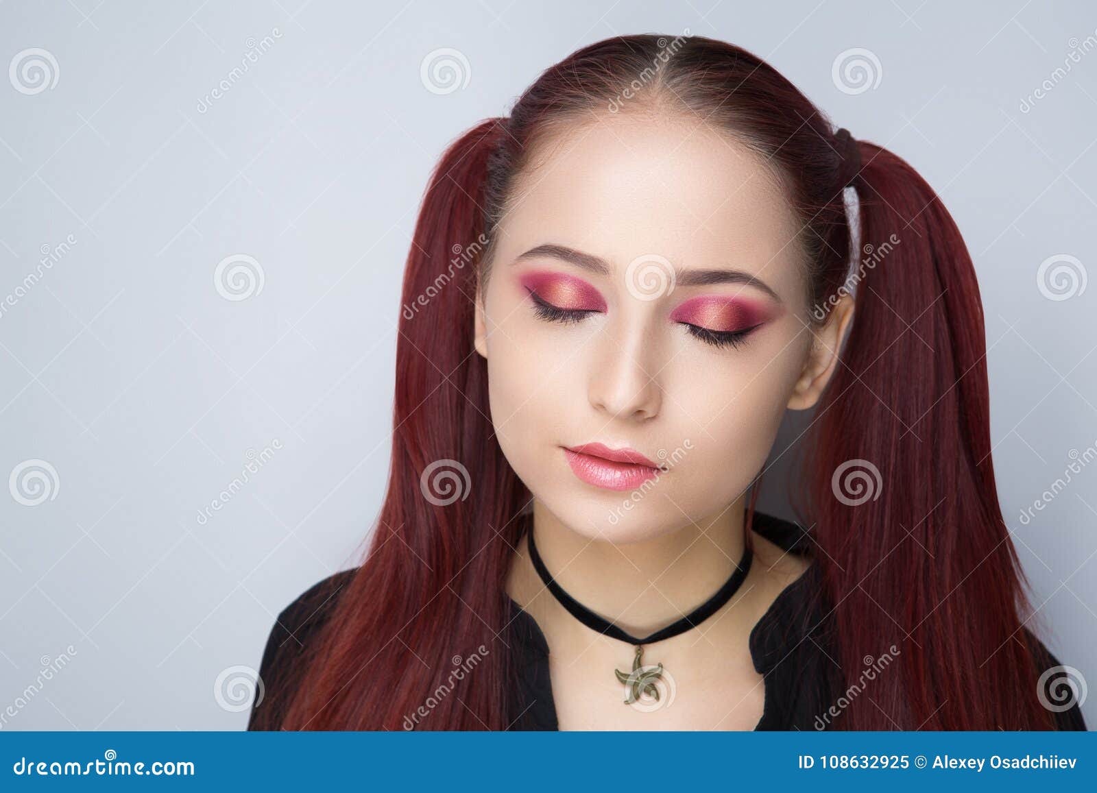 Mujer con dos colas imagen de archivo. Imagen de colegiala - 108632925