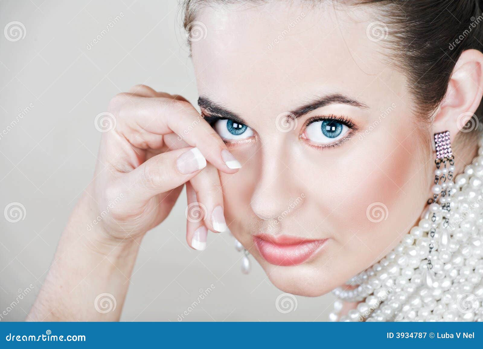 Mujer con el collar imagen de archivo. Imagen de azul - 3934787