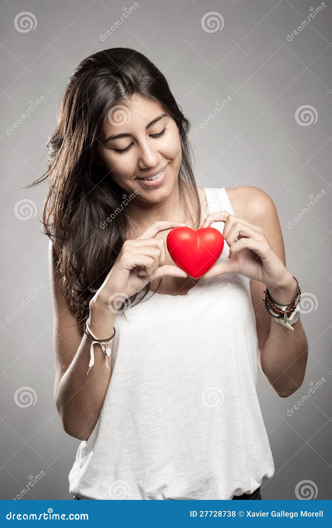 Mujer con el corazón foto de archivo. Imagen de rojo - 27728738