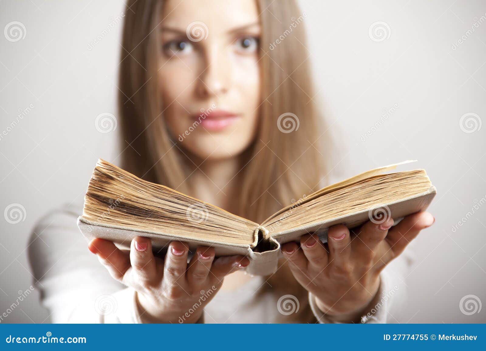 Mujer con el libro imagen de archivo. Imagen de aprendizaje - 27774755