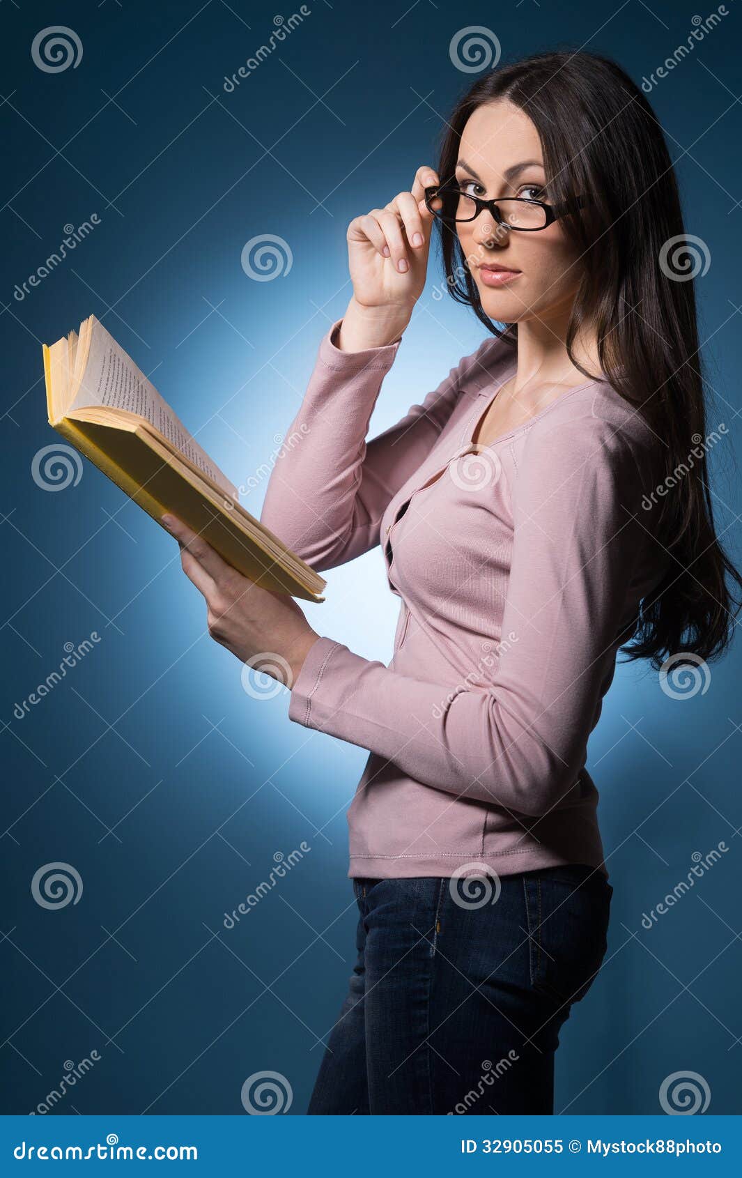 Mujer con el libro. imagen de archivo. Imagen de libro - 32905055