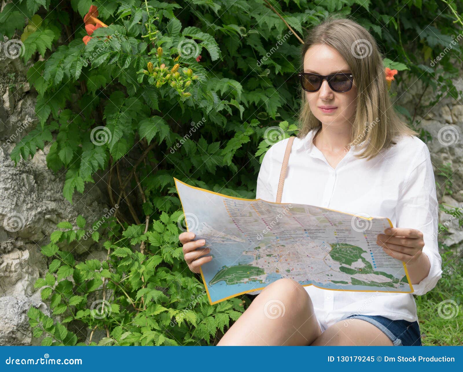 Mujer con el mapa imagen de archivo. Imagen de vacaciones - 130179245