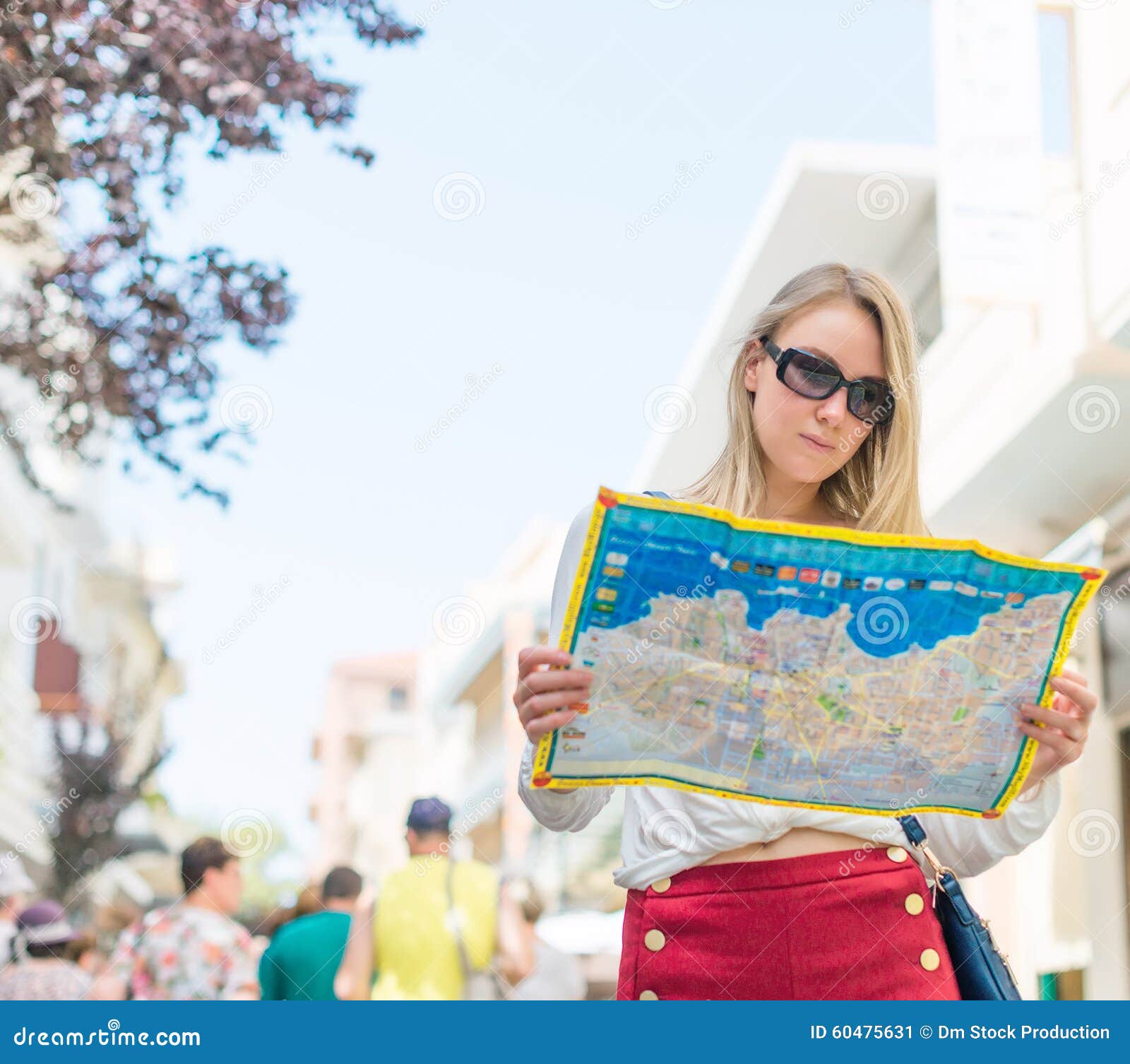 Mujer Con El Mapa En La Calle Imagen de archivo - Imagen de ruta ...