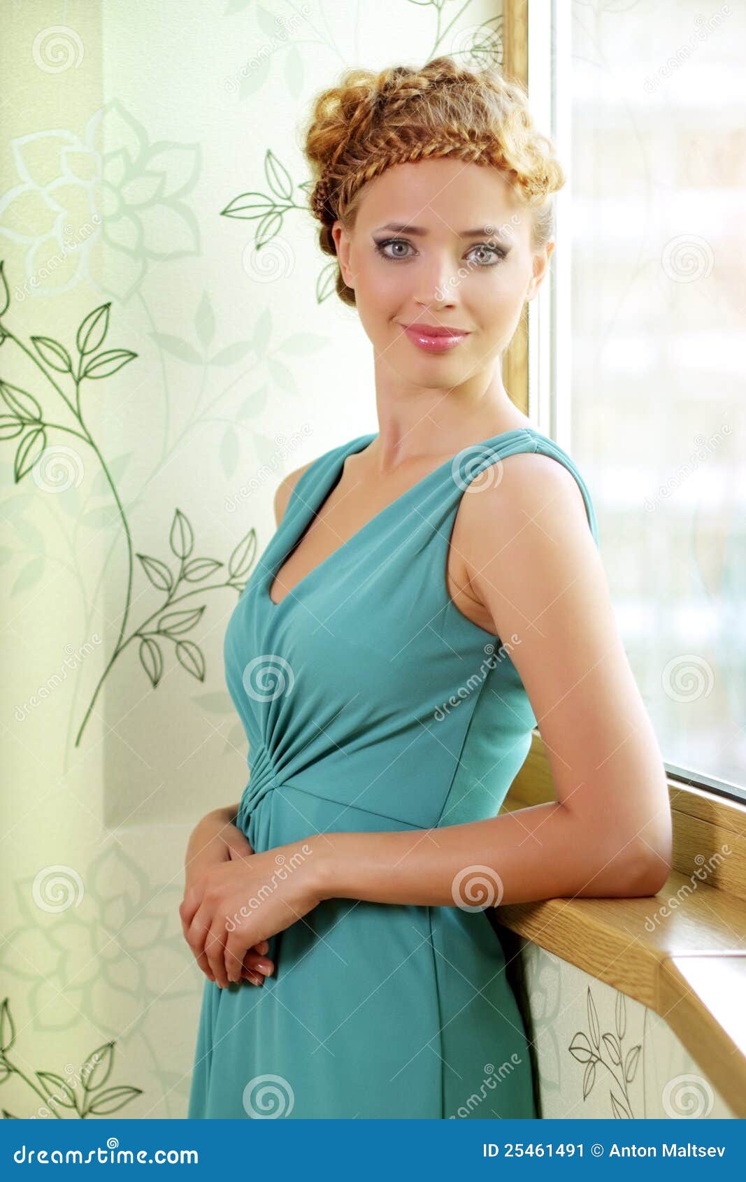 Mujer Con El Peinado Hermoso Imagen De Archivo Imagen De Maquillaje Adulto 25461491